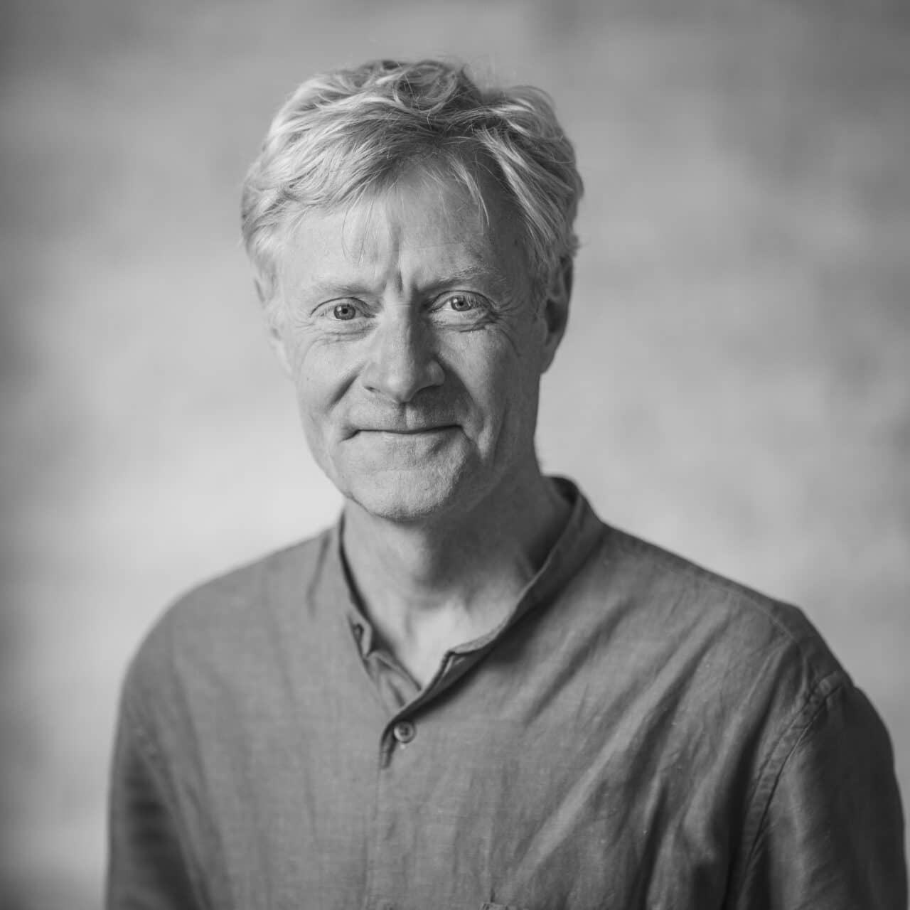 Kontakt os på telefon eller mail